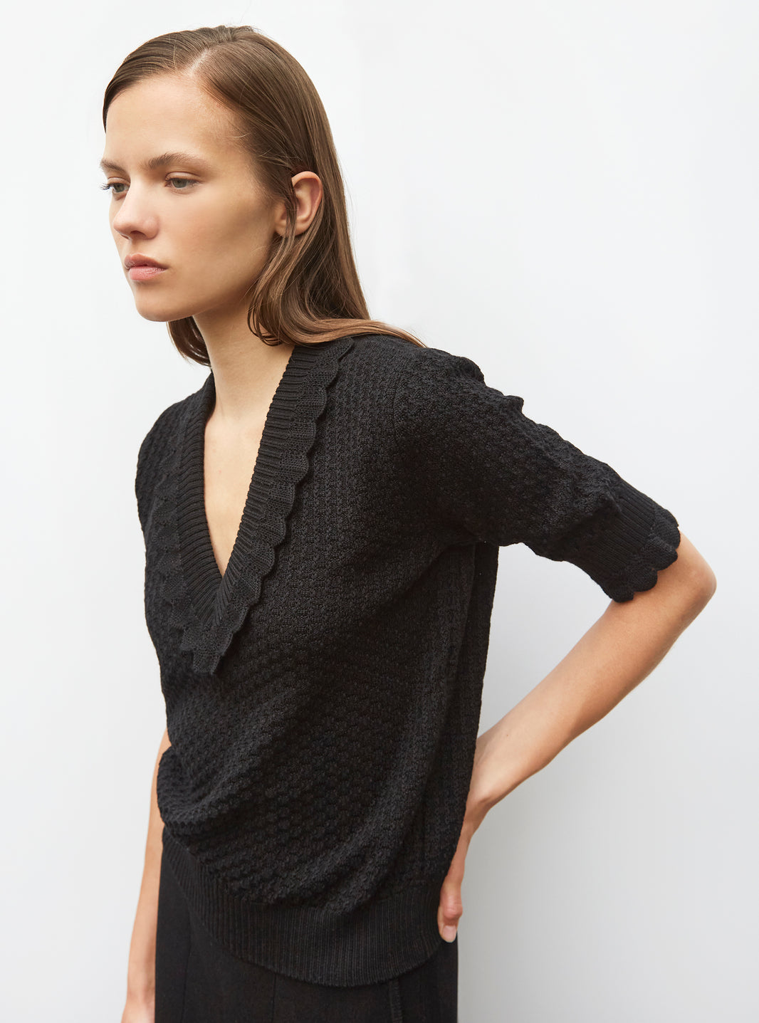 top en maille col v festonné noir profond | Molli